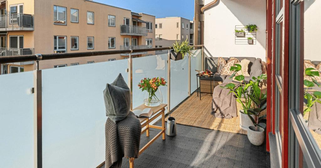 5 Modern Steel Railing Designs for Your Balcony | Montdor Interior